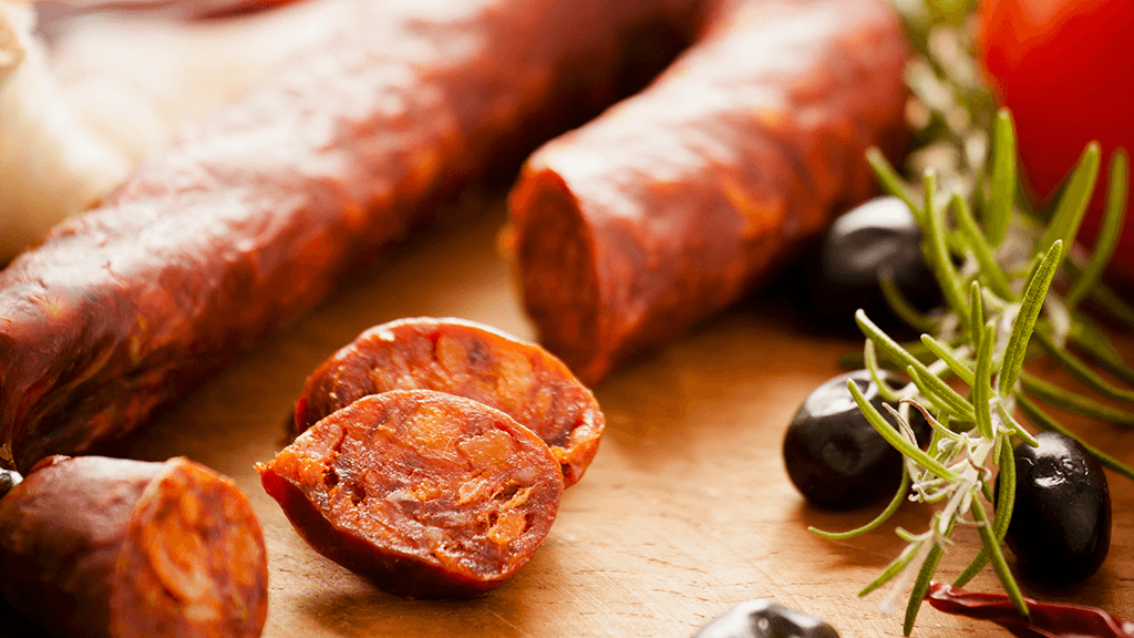 Origen del chorizo: historia de un embutido legendario